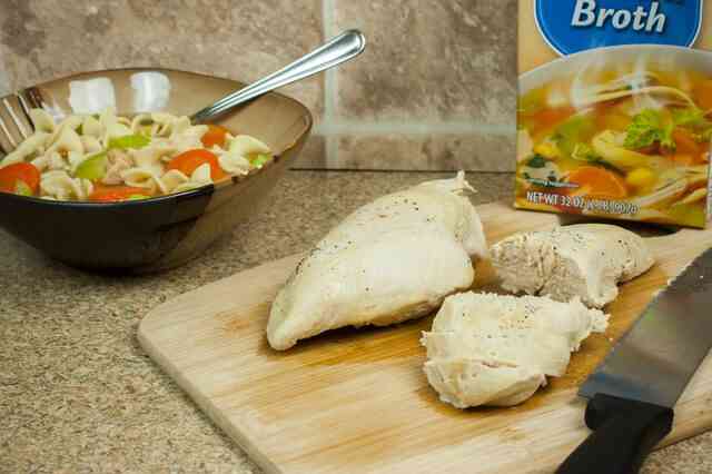 Cómo Cocinar Pollo en el Caldo de Pollo