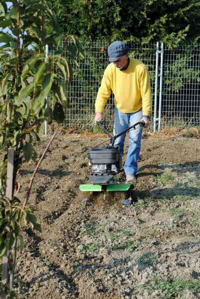 Cómo Utilizar un Rototiller