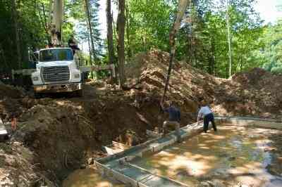 Cómo Construir una Balsa de Hormigón de la Cimentación