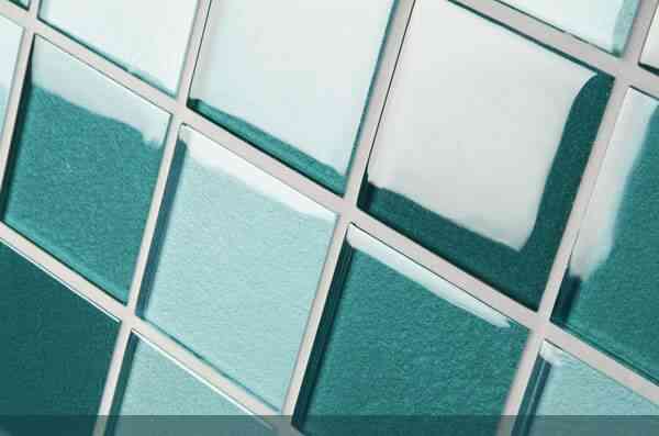 Cómo Perforar a Través de Azulejo de Vidrio