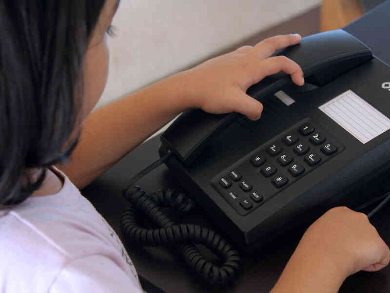 Cómo Enseñar a un Niño a Usar el Teléfono