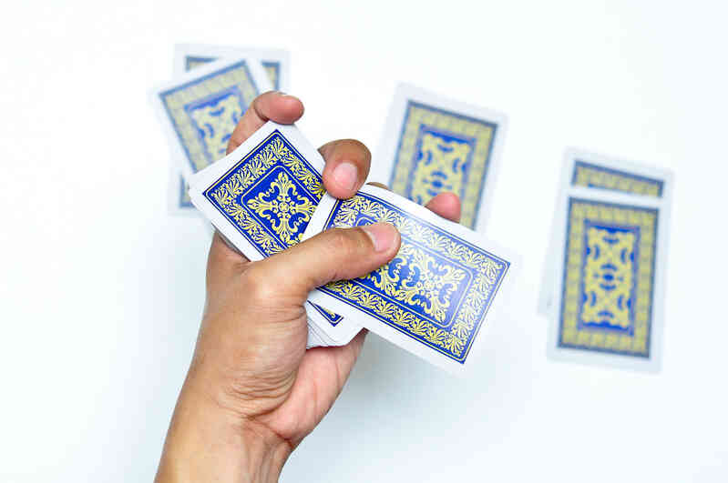 Cómo Tratar/Flick Cartas de una Baraja, Con Una Mano