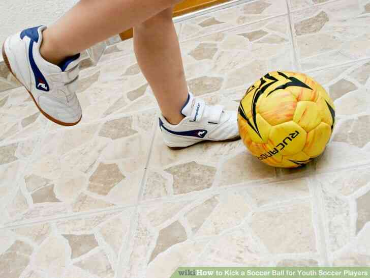 Cómo Patear un Balón de Fútbol para los Jóvenes Jugadores de Fútbol
