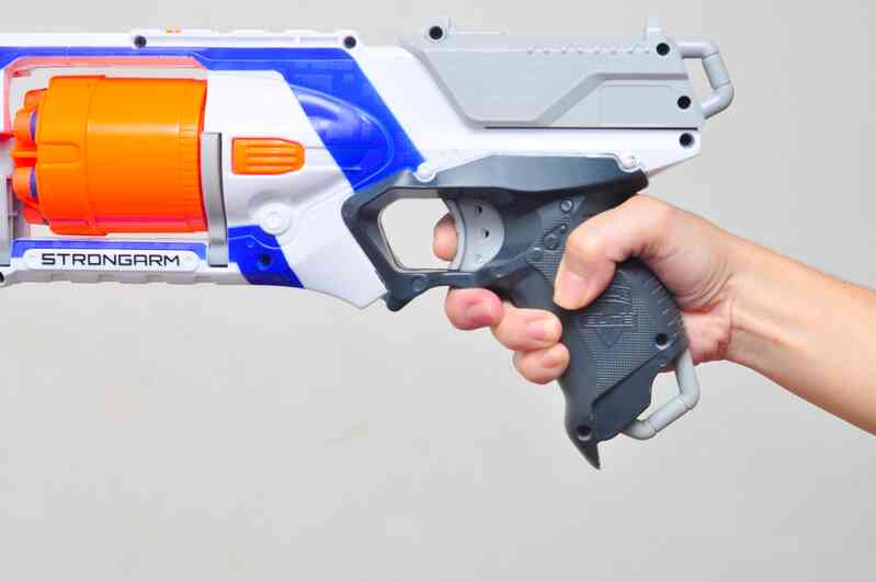 Cómo Utilizar el Nerf Strongarm